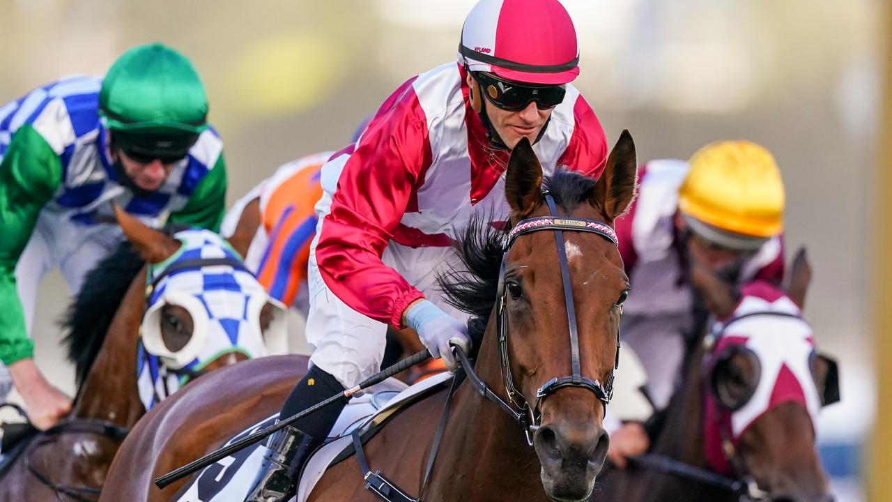 Mackinnon masterclass carries Queen to her throne - Racenet