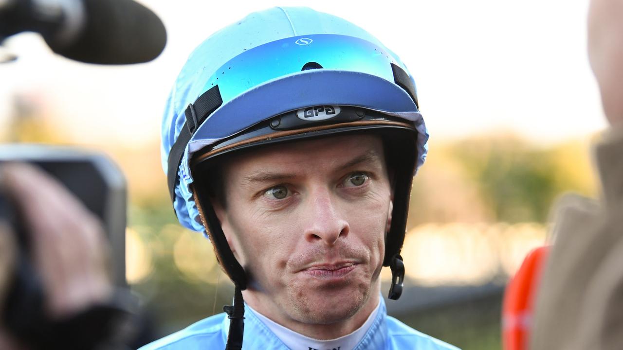 Blowjob therapy she welcomed at the building entrance to