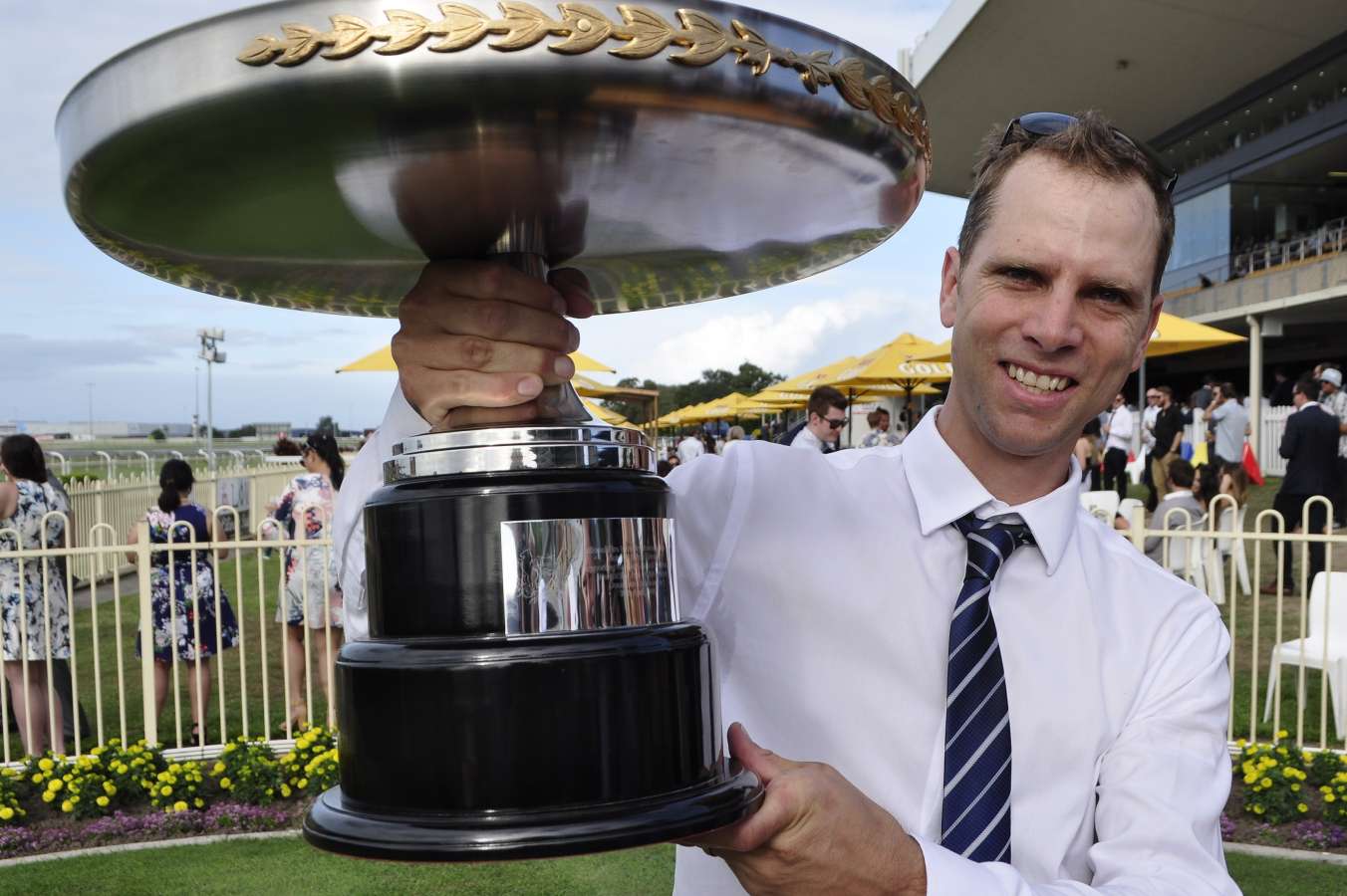 Matt Dale two-handed in Country Classic