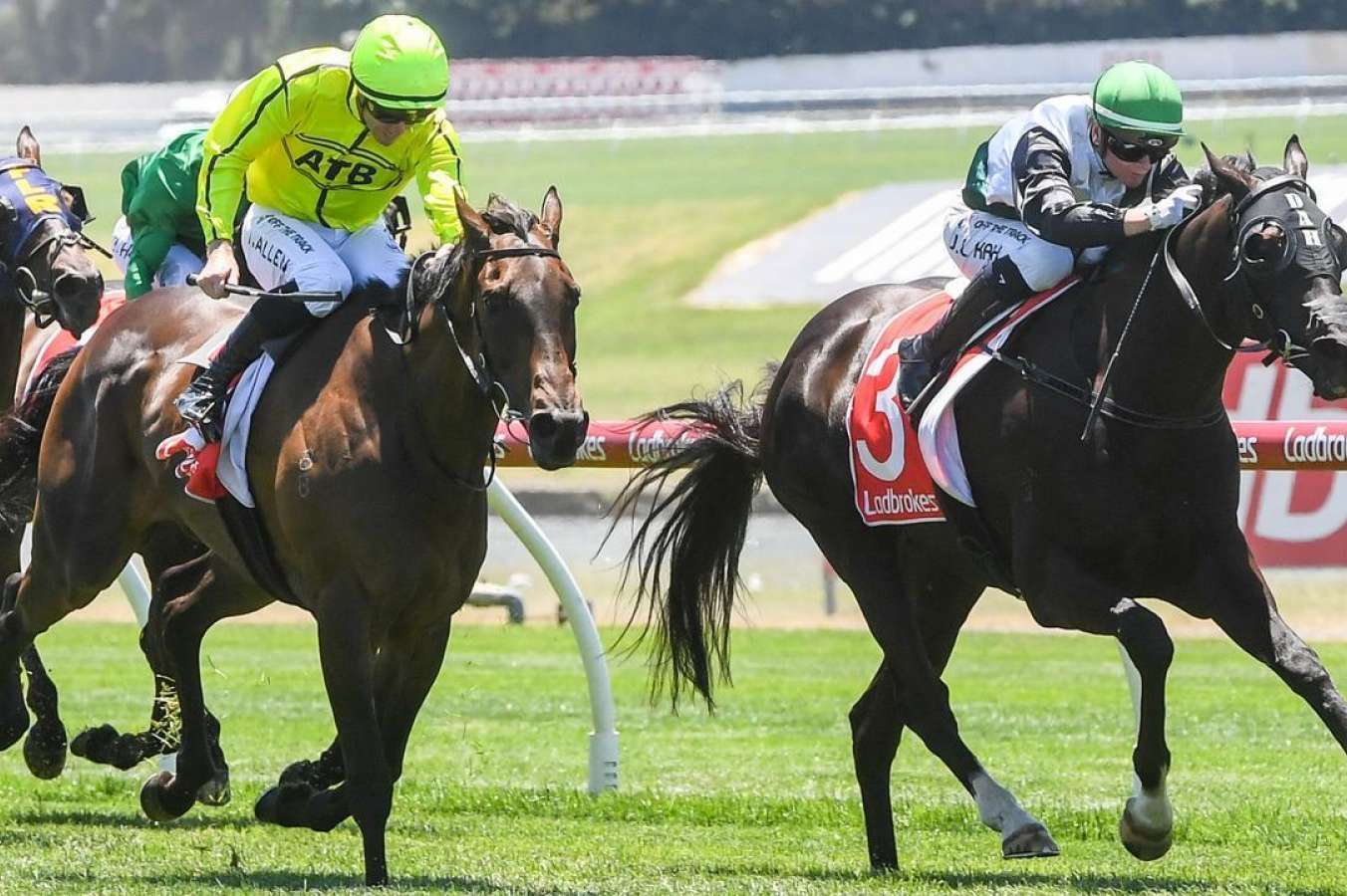 So Si Bon upstages more fancied rivals to salute at Sandown