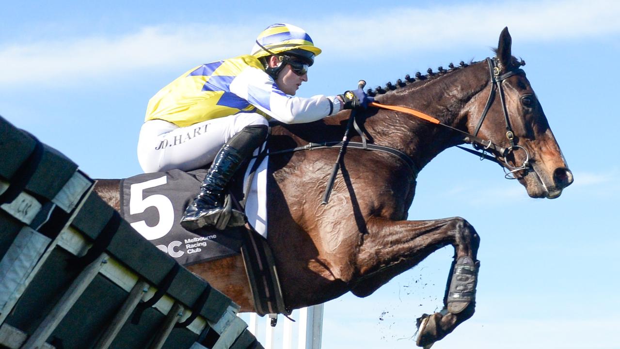 Grand National Hurdle: Highland Blaze claims dominant win